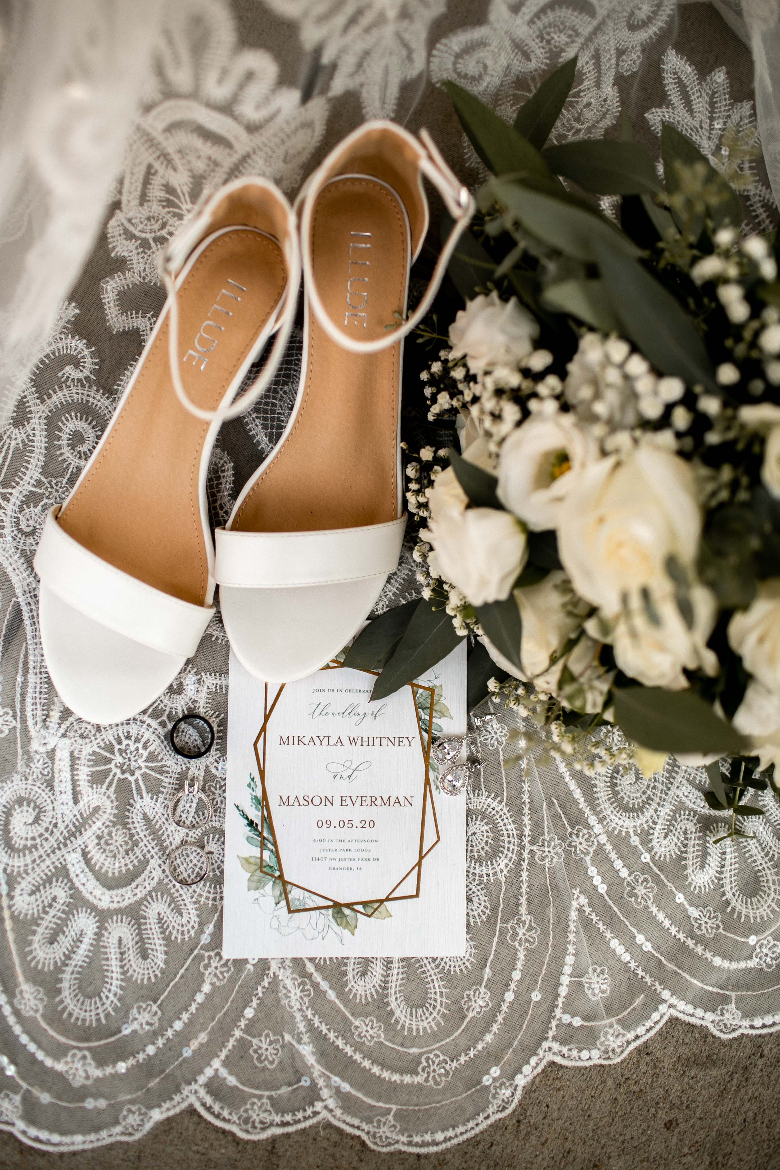 Mason + Mikayla | Jester Park Lodge Wedding - lephotodesign.com